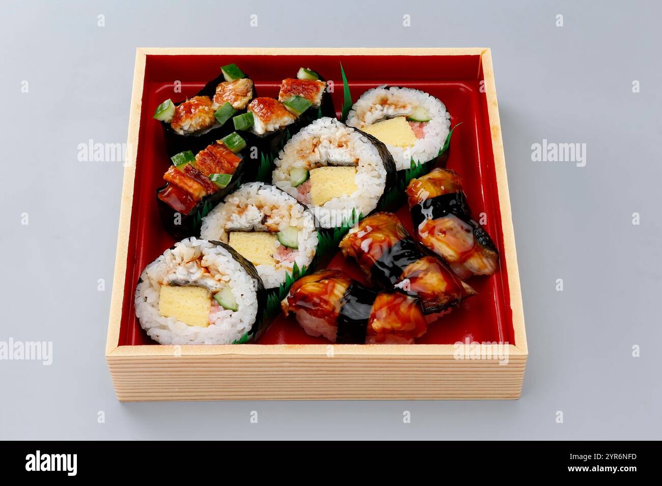Eel nigirizushi makimono bento Stock Photo - Alamy