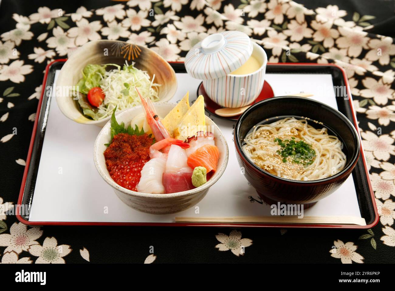 Nama Chirashi and udon set meal Stock Photo - Alamy