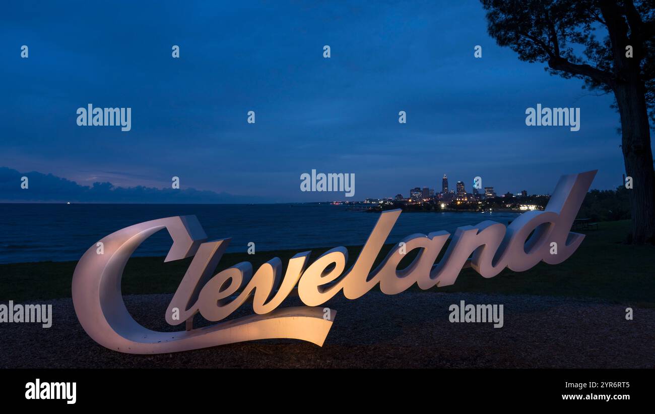 OCTOBER 2021, CLEVELAND, OHIO, USA - Edgewater Park shows Cleveland ...