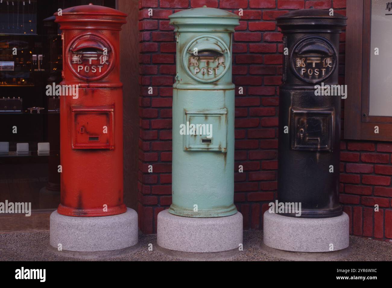 Vintage mail boxes hi-res stock photography and images - Alamy
