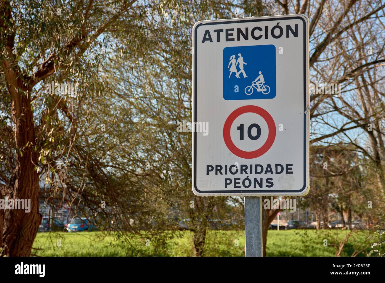 10 km h traffic sign hi-res stock photography and images - Alamy