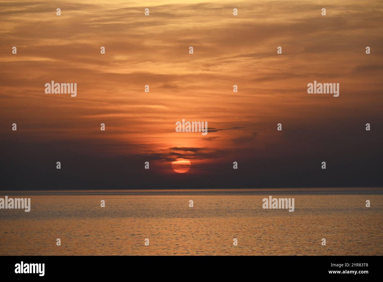 Golden sky sunset calm ocean hi-res stock photography and images - Alamy