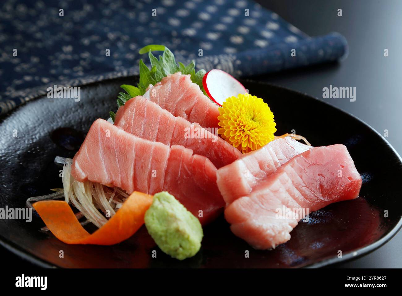 Slices of raw tunny tuna - medium fatty tuna Stock Photo - Alamy