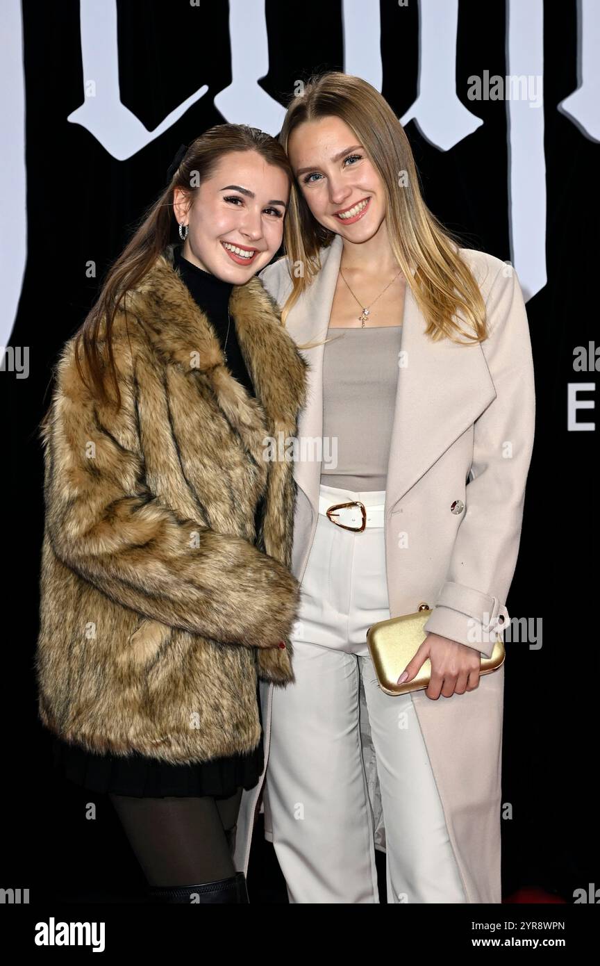 Kassandra Kaven und Chantal Kaven bei der Premiere des Kinofilms ...