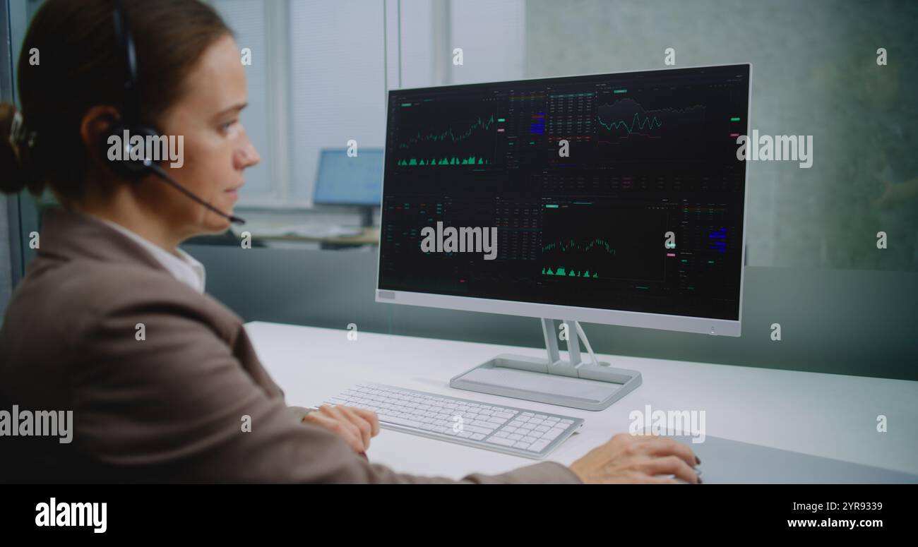 Trader works in office using hi-res stock photography and images - Alamy