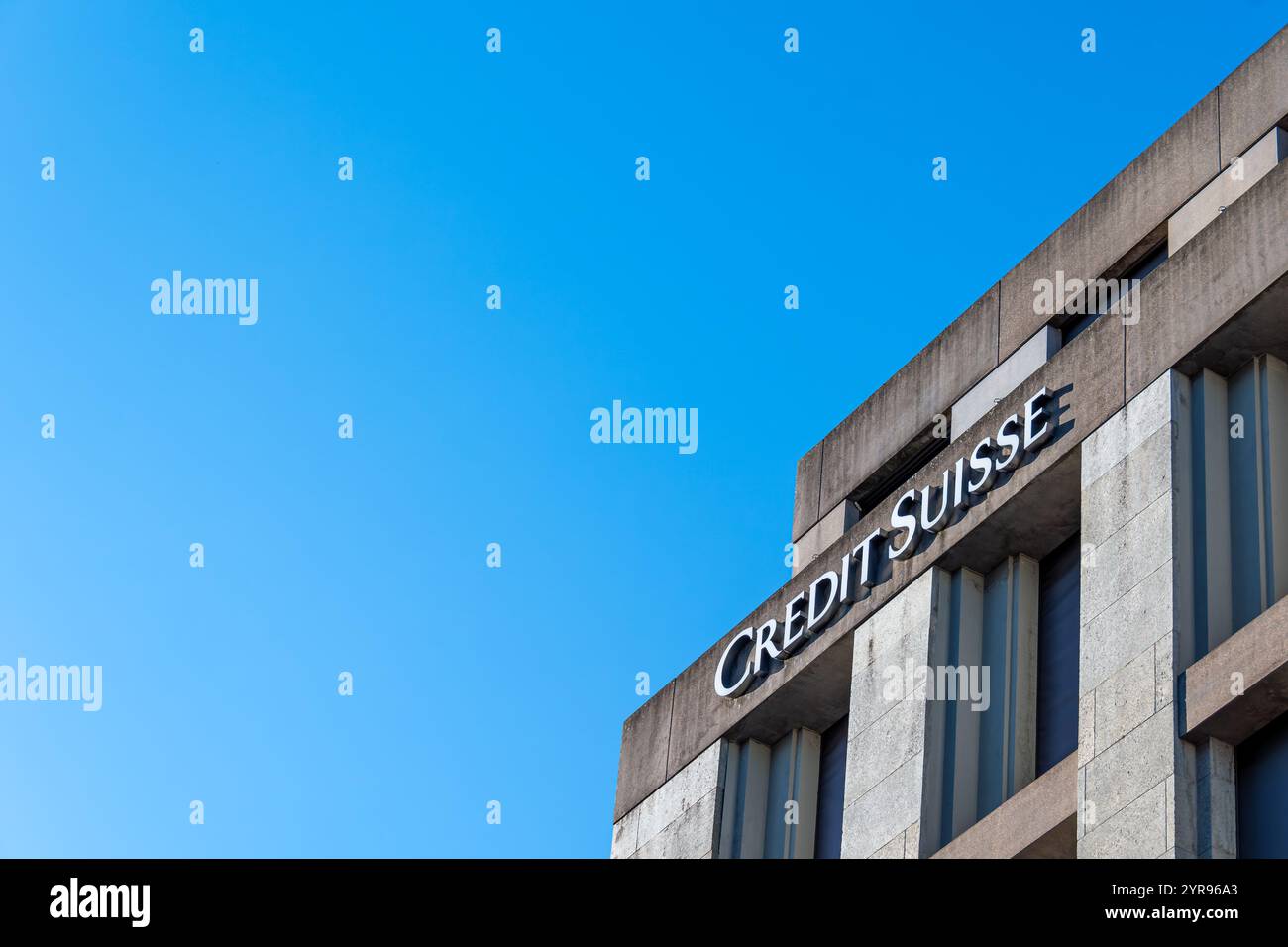 Negative space sign logo hi-res stock photography and images - Alamy