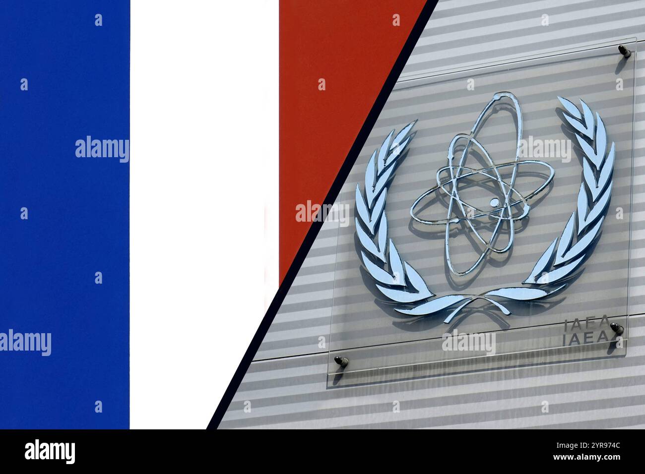 Flagge von Frankreich und Symbol der IAEA Flagge von Frankreich und ...