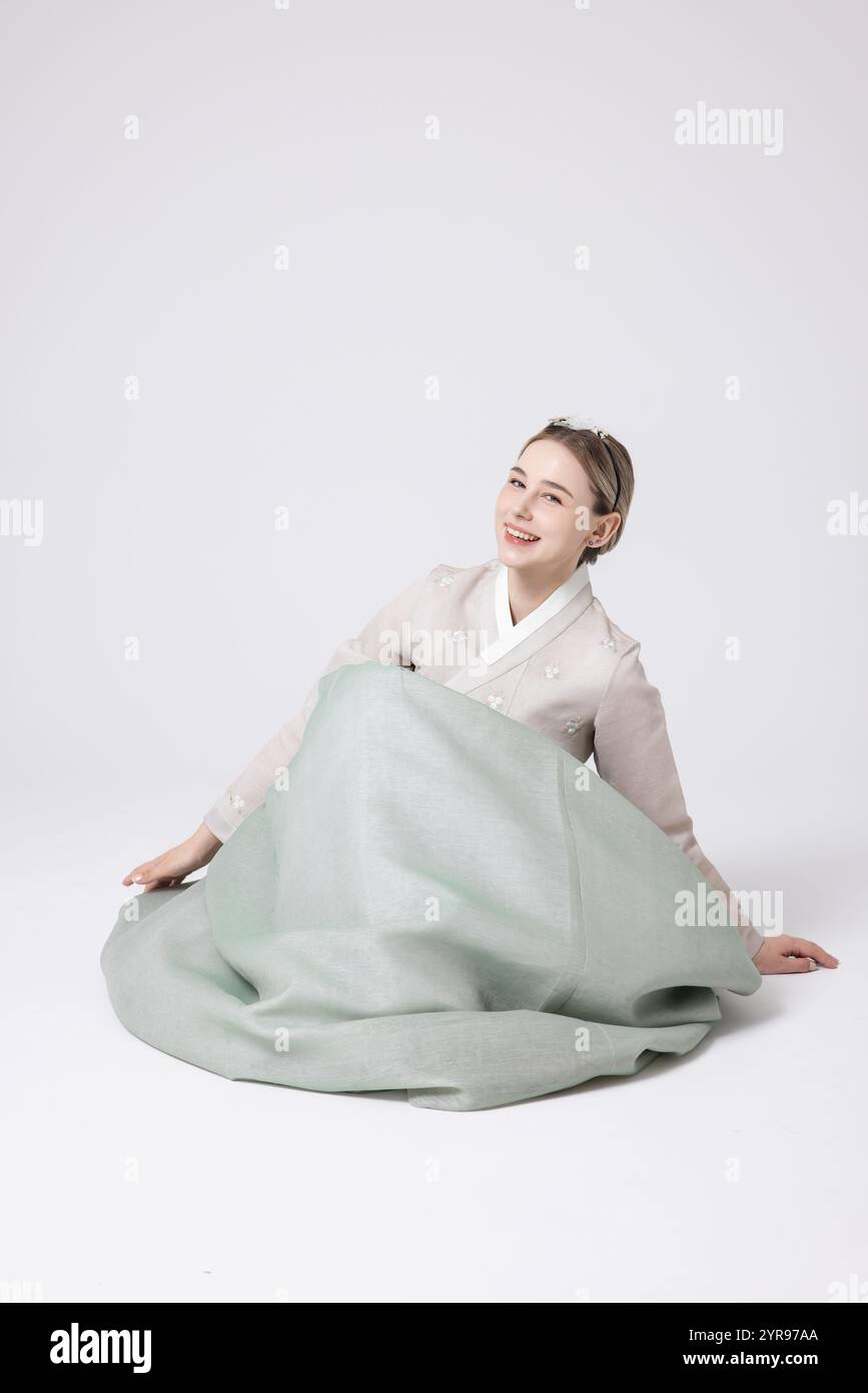 A foreign woman bowing while wearing traditional Korean hanbok Stock ...
