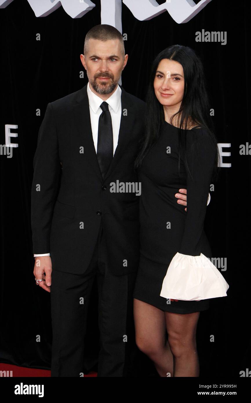Robert Eggers und Ehefrau Alexandra Shaker bei der Premiere von ...