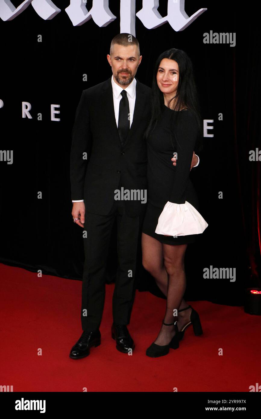 Robert Eggers und Ehefrau Alexandra Shaker bei der Premiere von ...