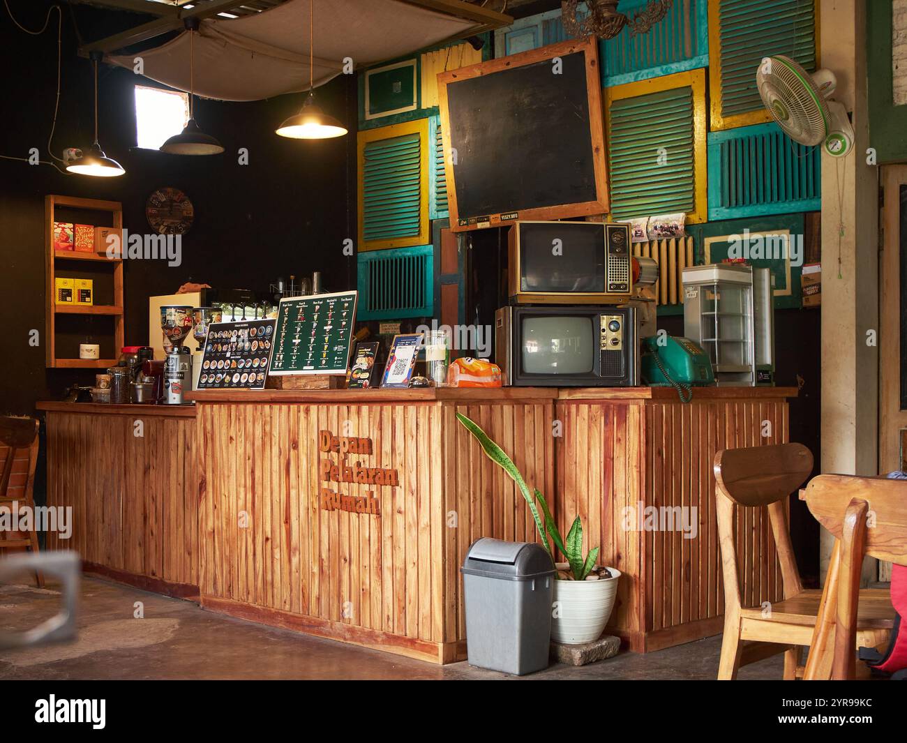 Break time coffee shop hi-res stock photography and images - Alamy