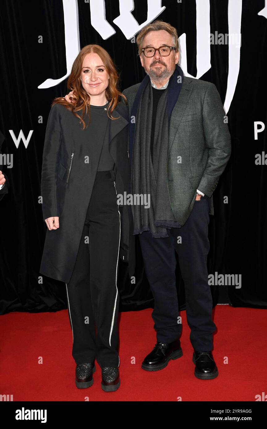Eleanor Columbus mit Vater Chris Columbus bei der Premiere des ...