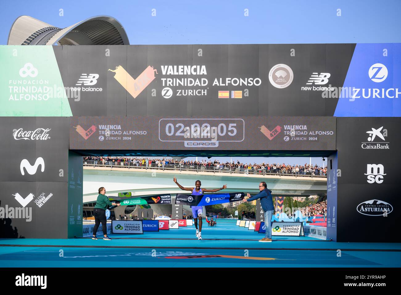 The winner of the Valencia Marathon 2024, Kenyan Sebastian Sawe ...