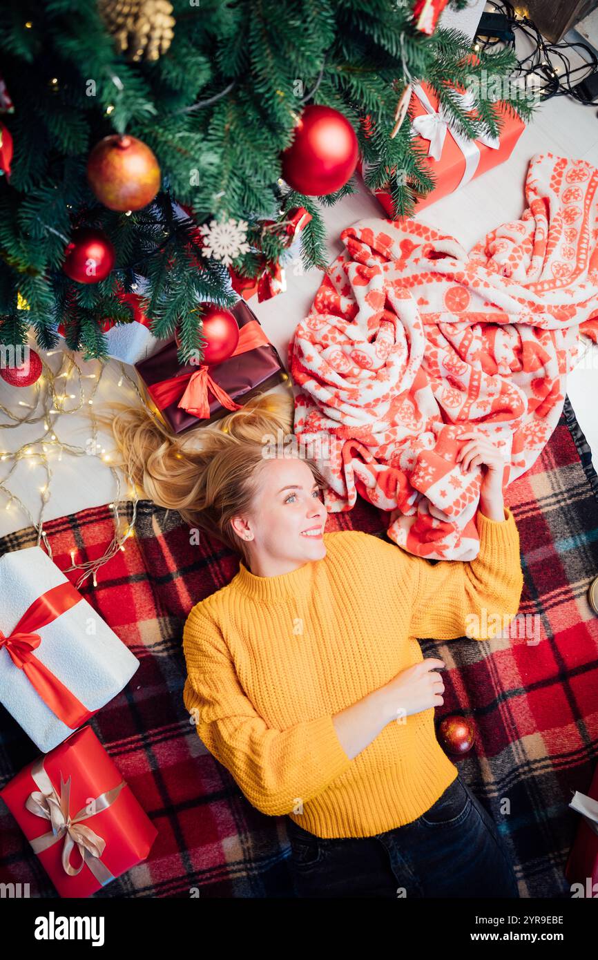 Merry christmas tree gifts 4k hi-res stock photography and images - Alamy