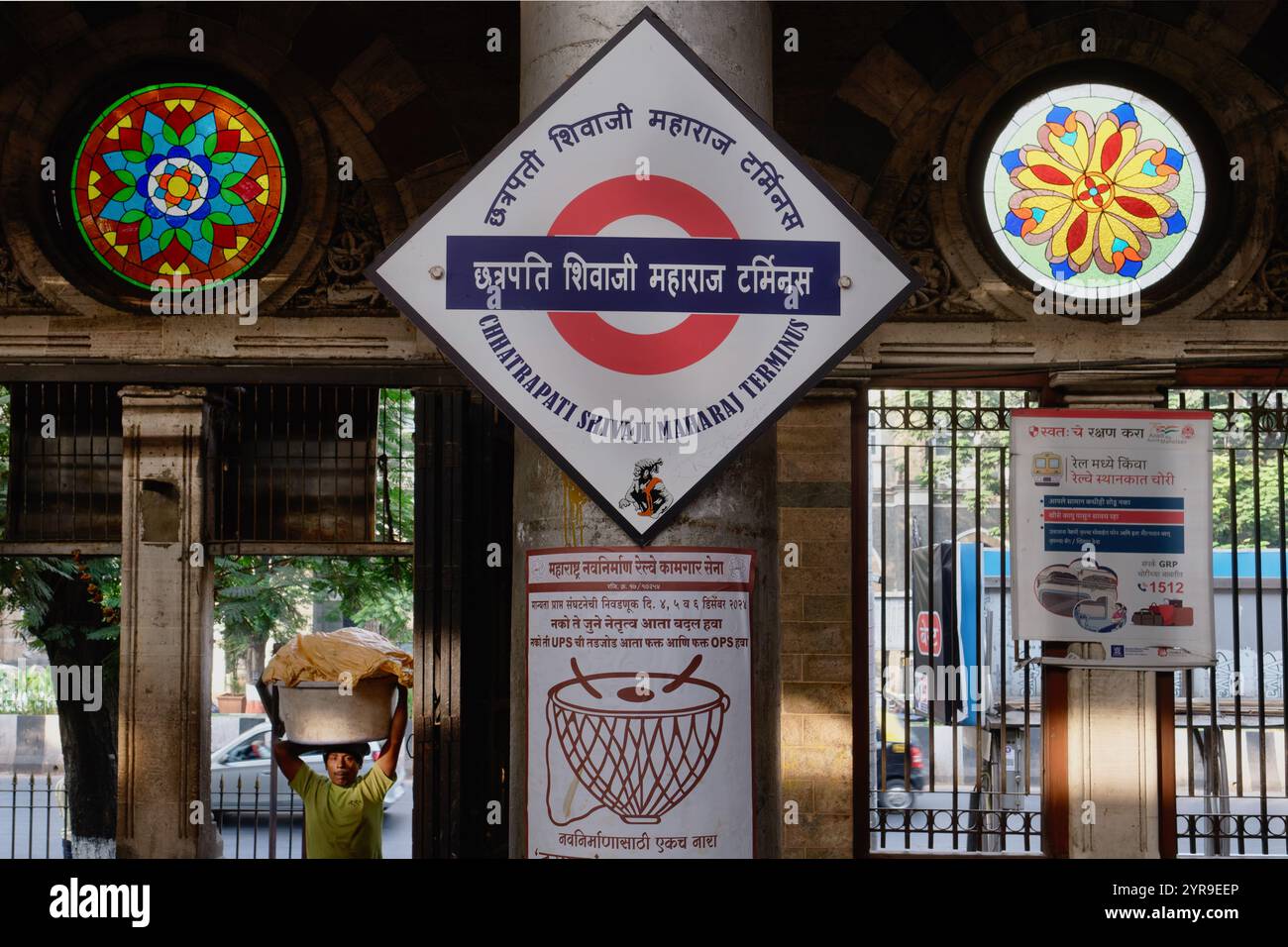 Csmt station sign hi-res stock photography and images - Alamy