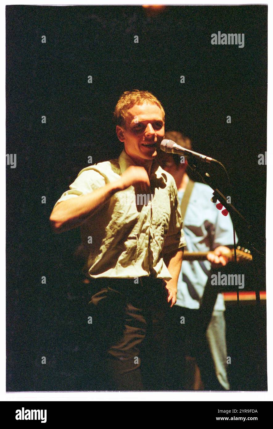 STUART MURDOCH, BELLE & SEBASTIAN, CONCERT, 2001: Stuart Murdoch lead ...