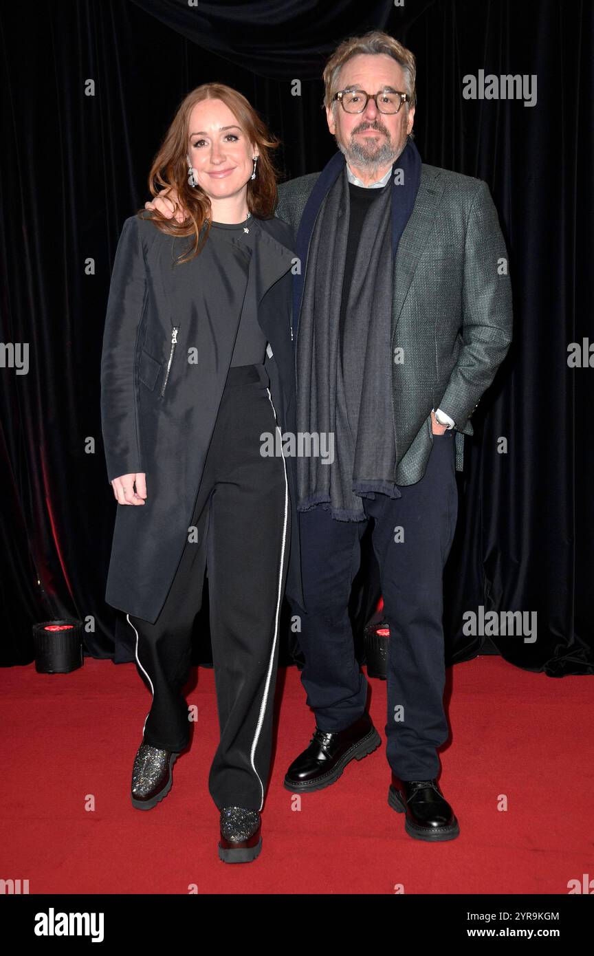 Eleanor Columbus mit Vater Chris Columbus bei der Premiere des ...