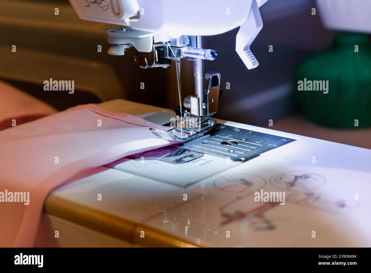 Sewing machine, for repair work, customization, creation, upcycling ...