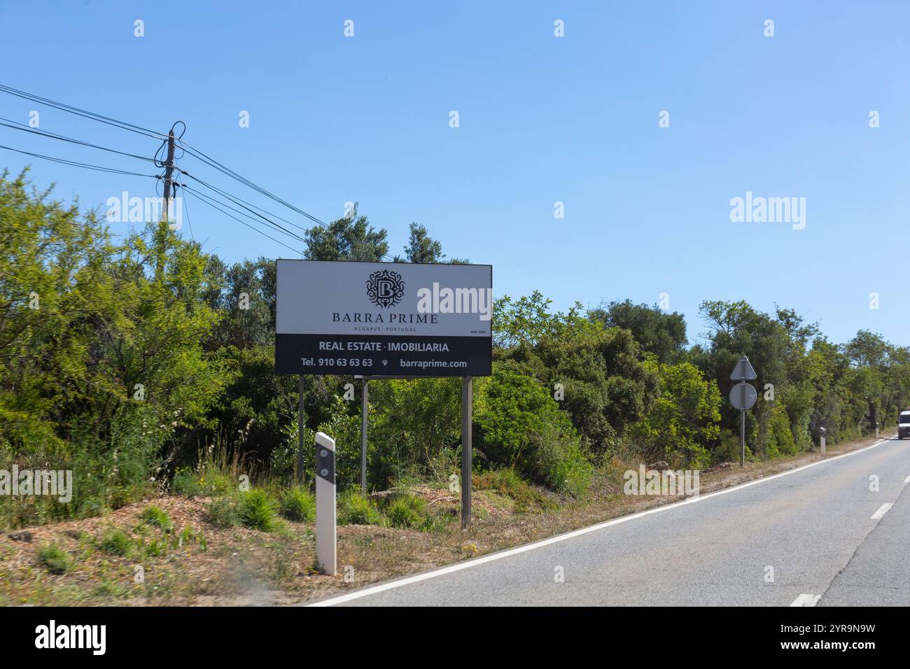 Real road signs image hi-res stock photography and images - Alamy