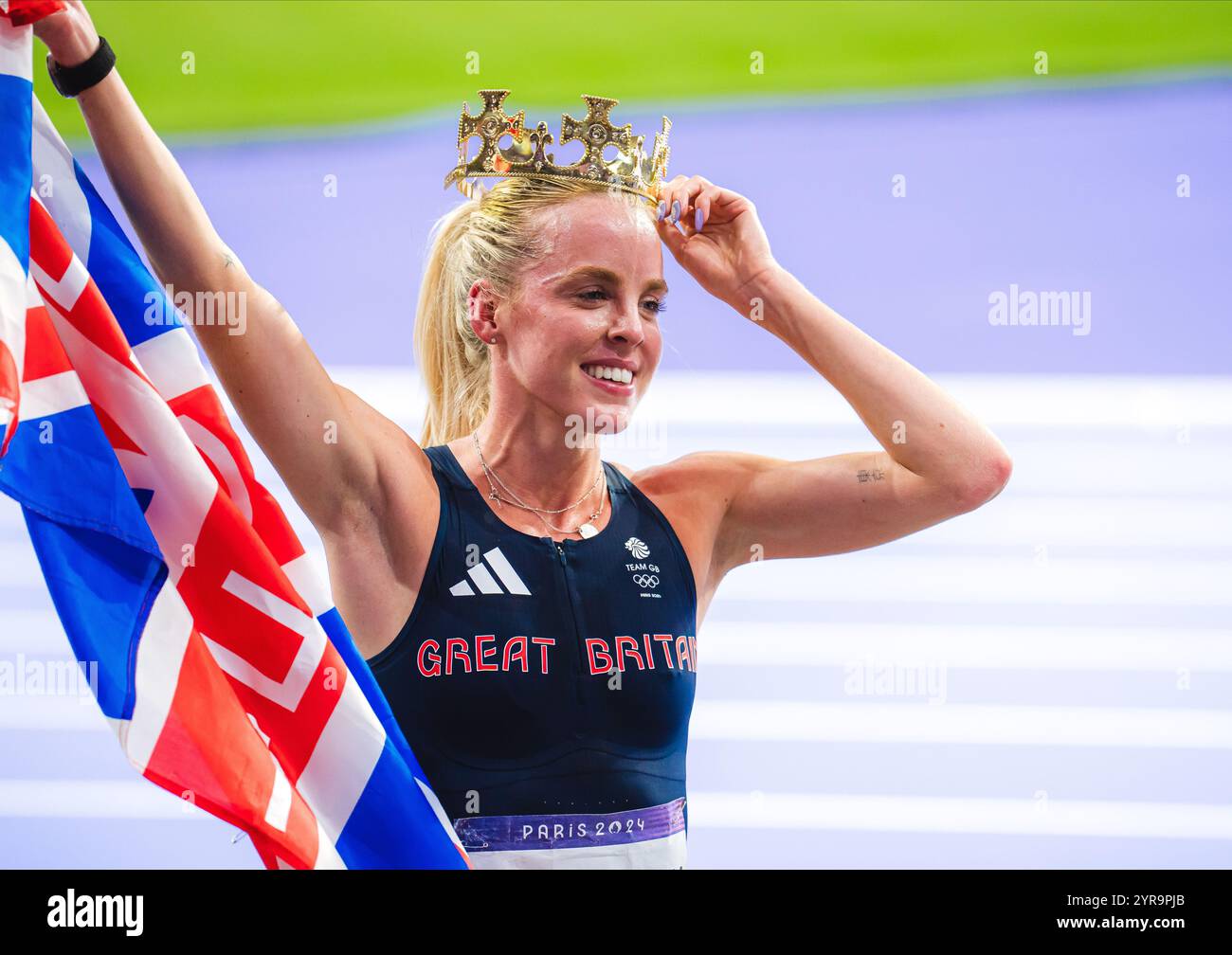 Keely Hodgkinson celebrating with her country's flag in the at the ...