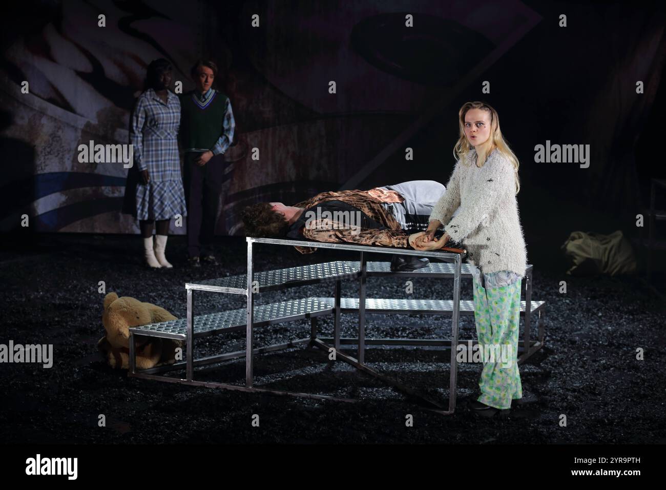 Joyce Mayne Sanha als Marie, Adrian Grünewald als Hugo Beifeld, Jannik ...