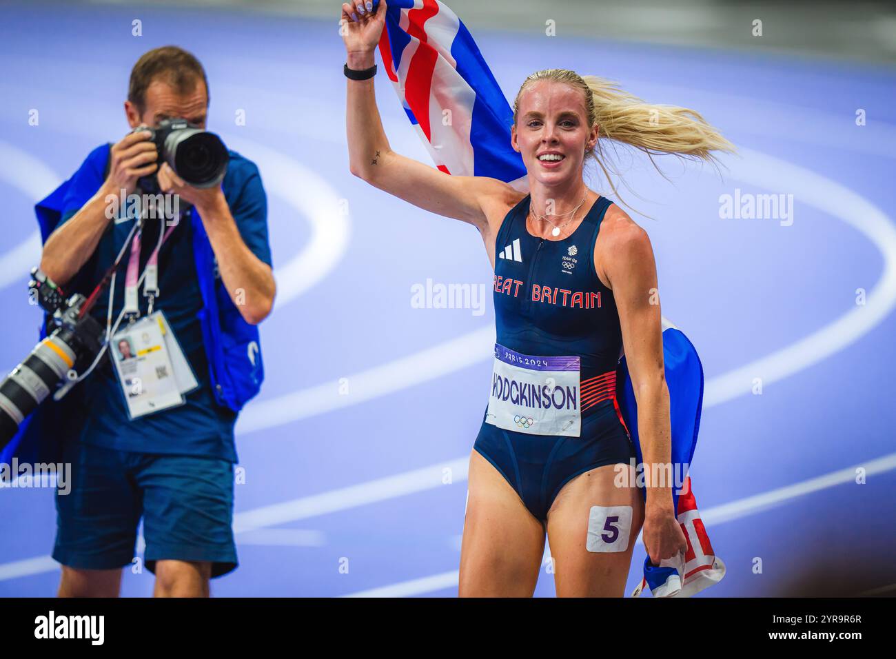 Keely Hodgkinson celebrating with her country's flag in the at the ...