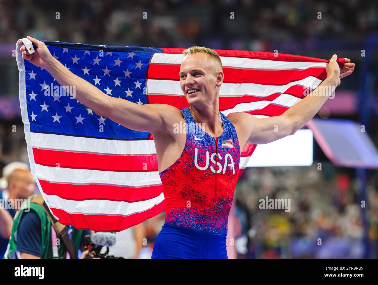 Sam Kendricks celebrating with her country's flag in the at the Paris ...
