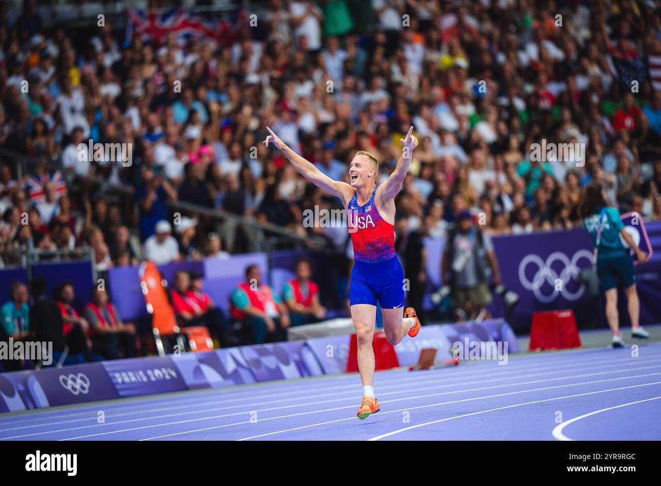 Sam Kendricks celebrating with her country's flag in the at the Paris ...