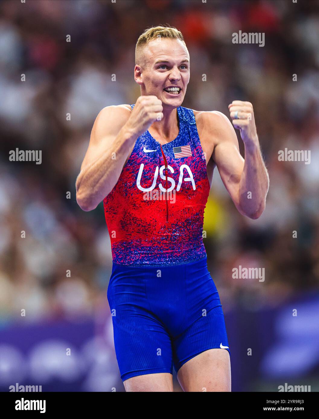 Sam Kendricks celebrating with her country's flag in the at the Paris ...
