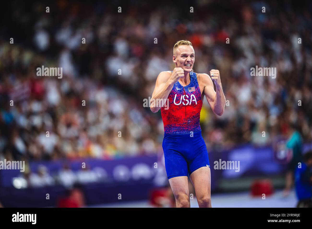 Sam Kendricks celebrating with her country's flag in the at the Paris ...