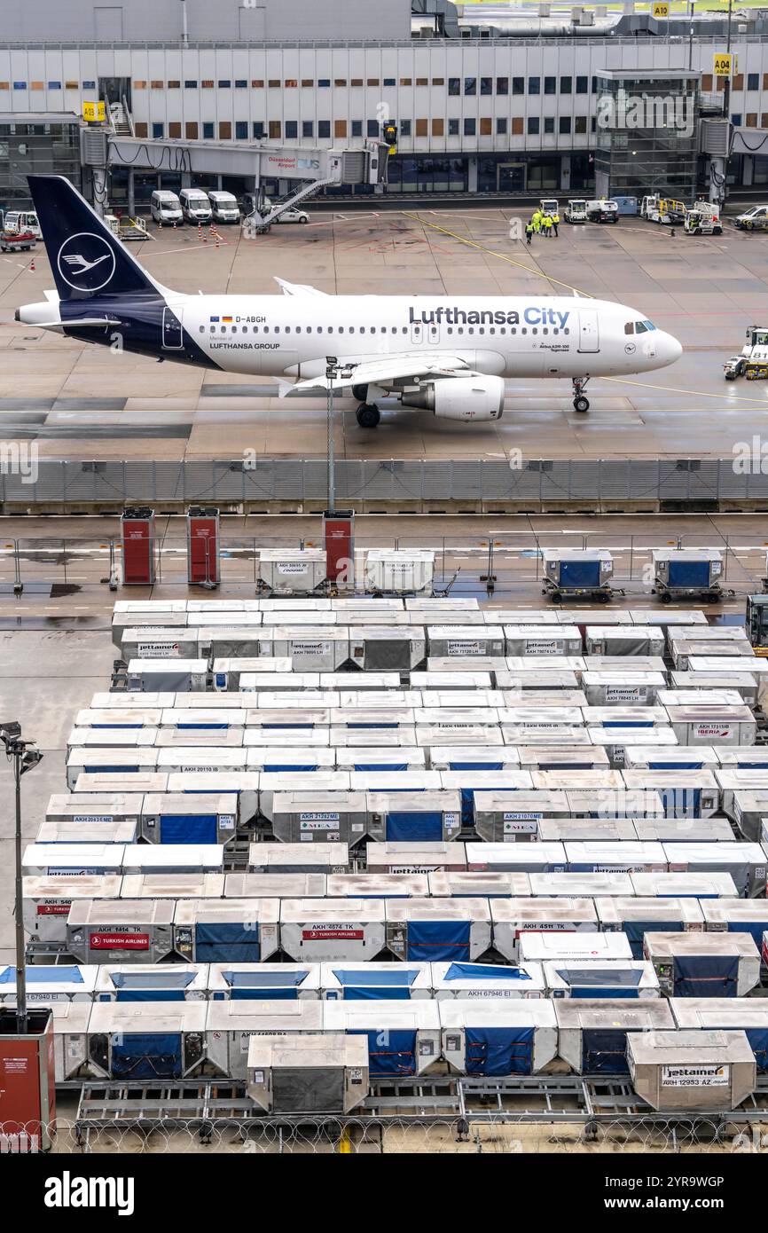 Düsseldorf Airport, Unit Load Devices, ULD, containers for baggage and ...