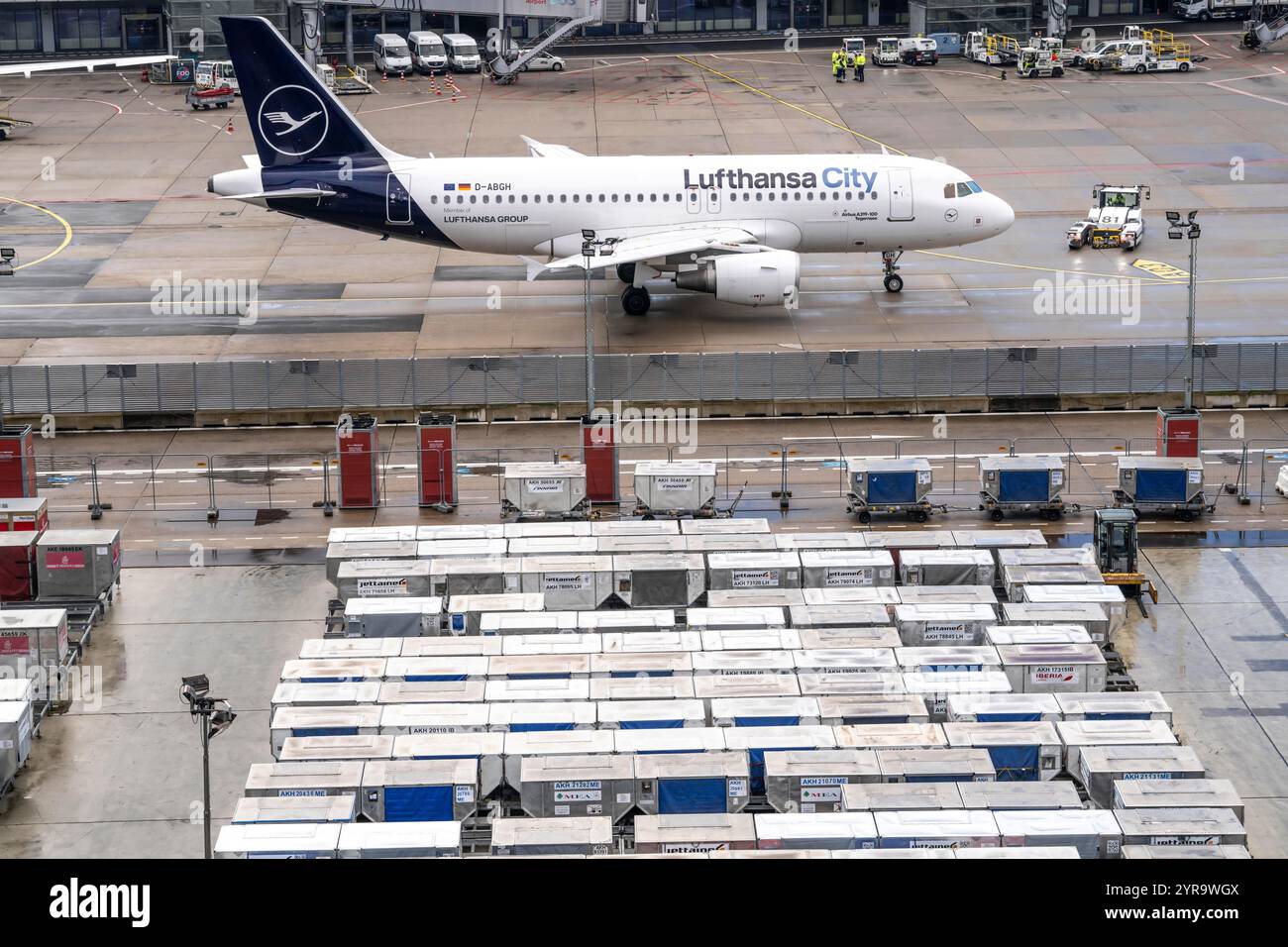 Passenger plane cargo aircraft hi-res stock photography and images - Alamy