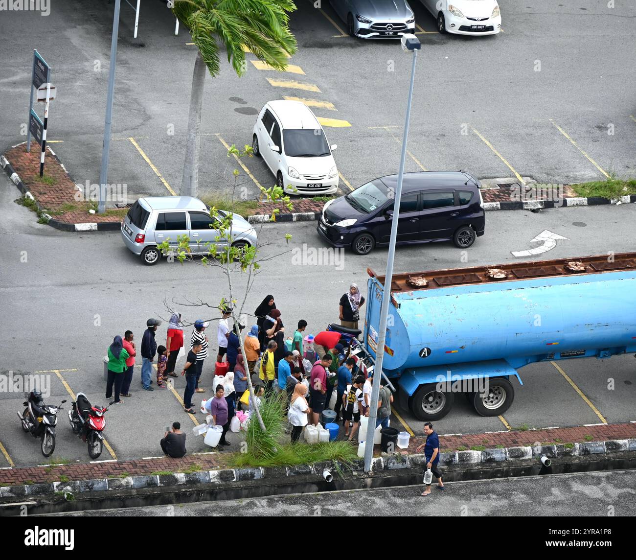 People are queuing for clean drinking water in flood zone in Alor Setar ...