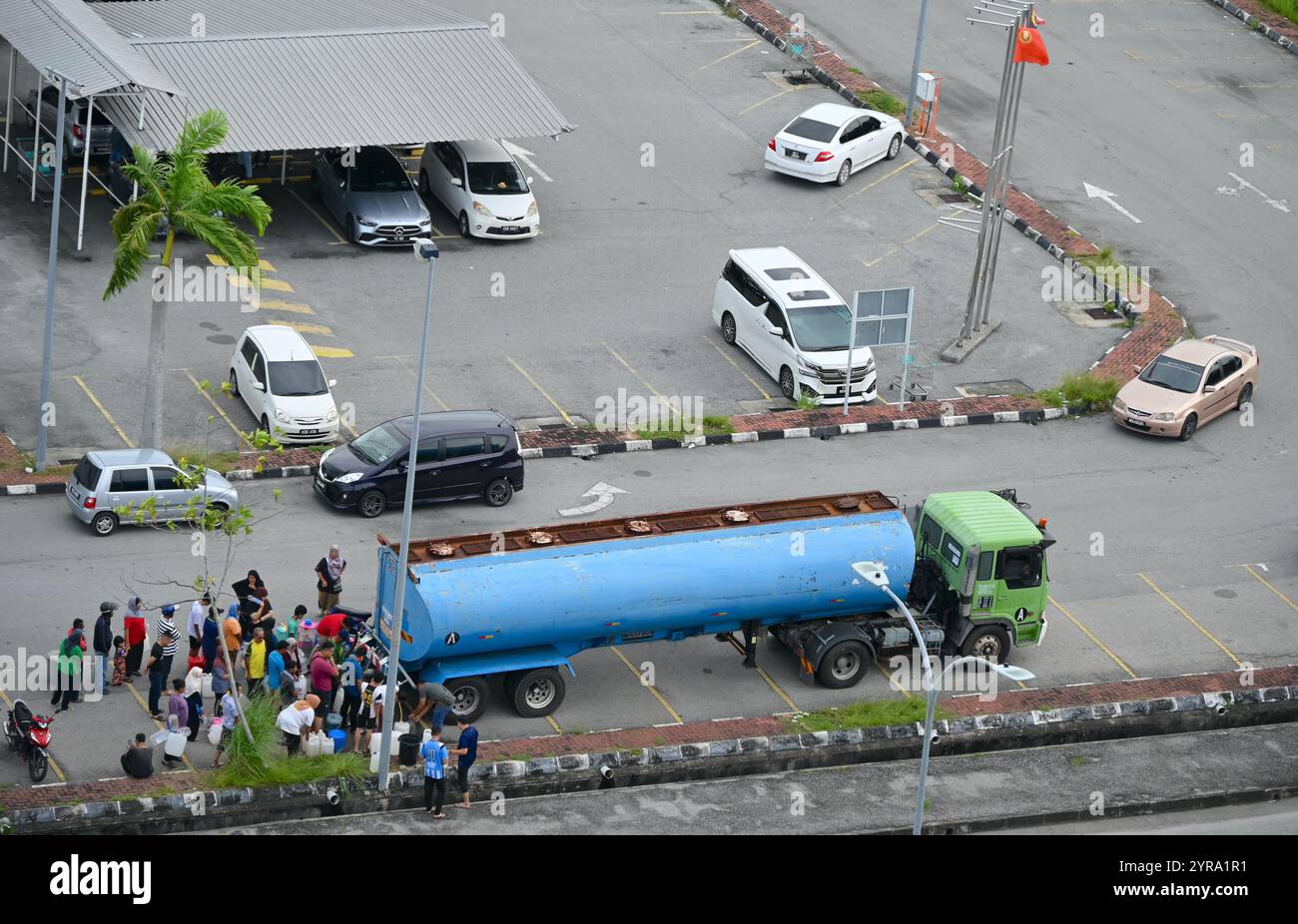 People are queuing for clean drinking water in flood zone in Alor Setar ...
