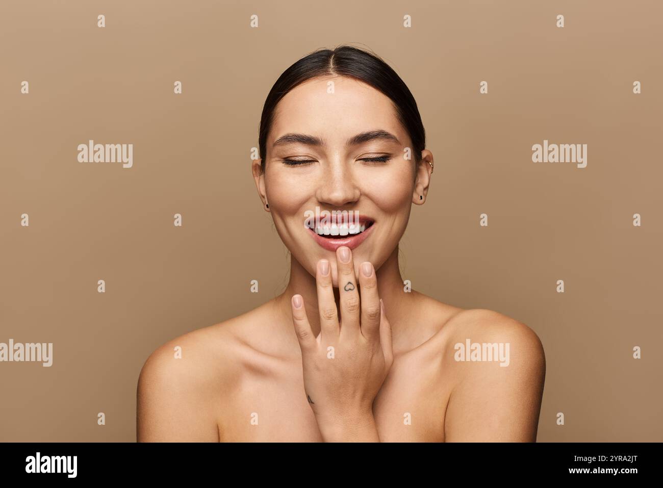 Beautiful young brunette woman beams hi-res stock photography and ...