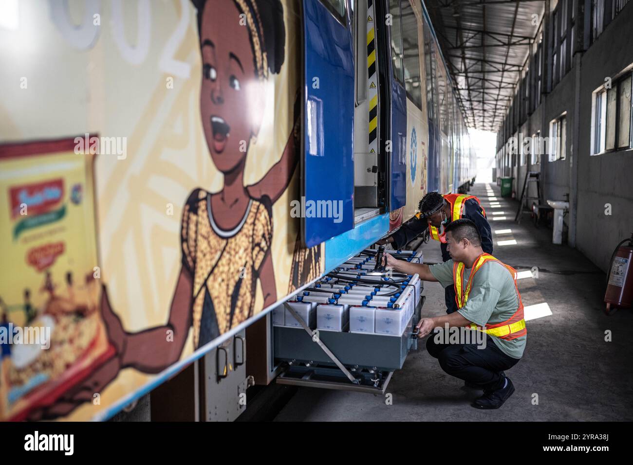 (241203) -- LAGOS, Dec. 3, 2024 (Xinhua) -- Workers examine a train of ...