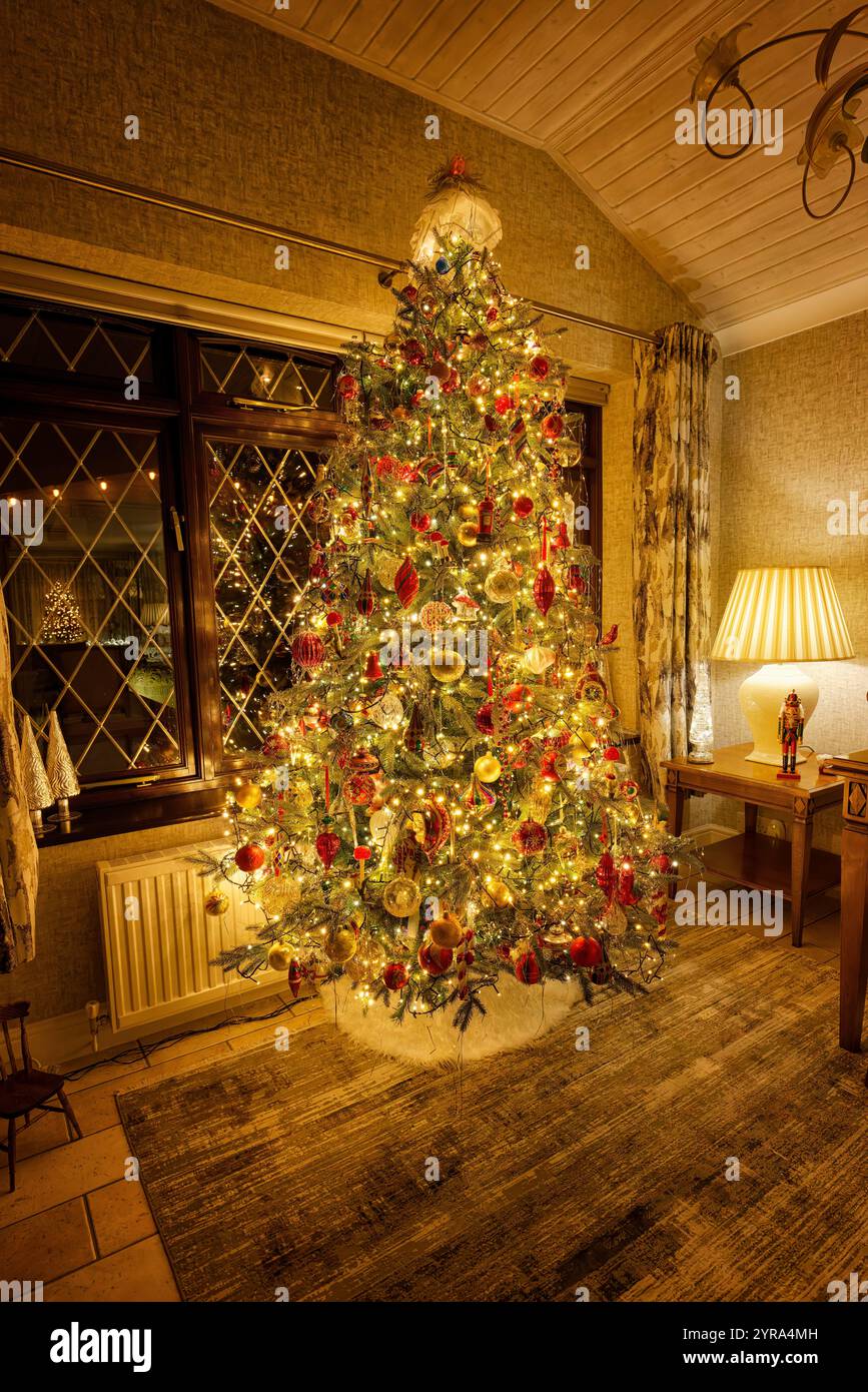 A traditional decorated British Christmas Tree Stock Photo - Alamy