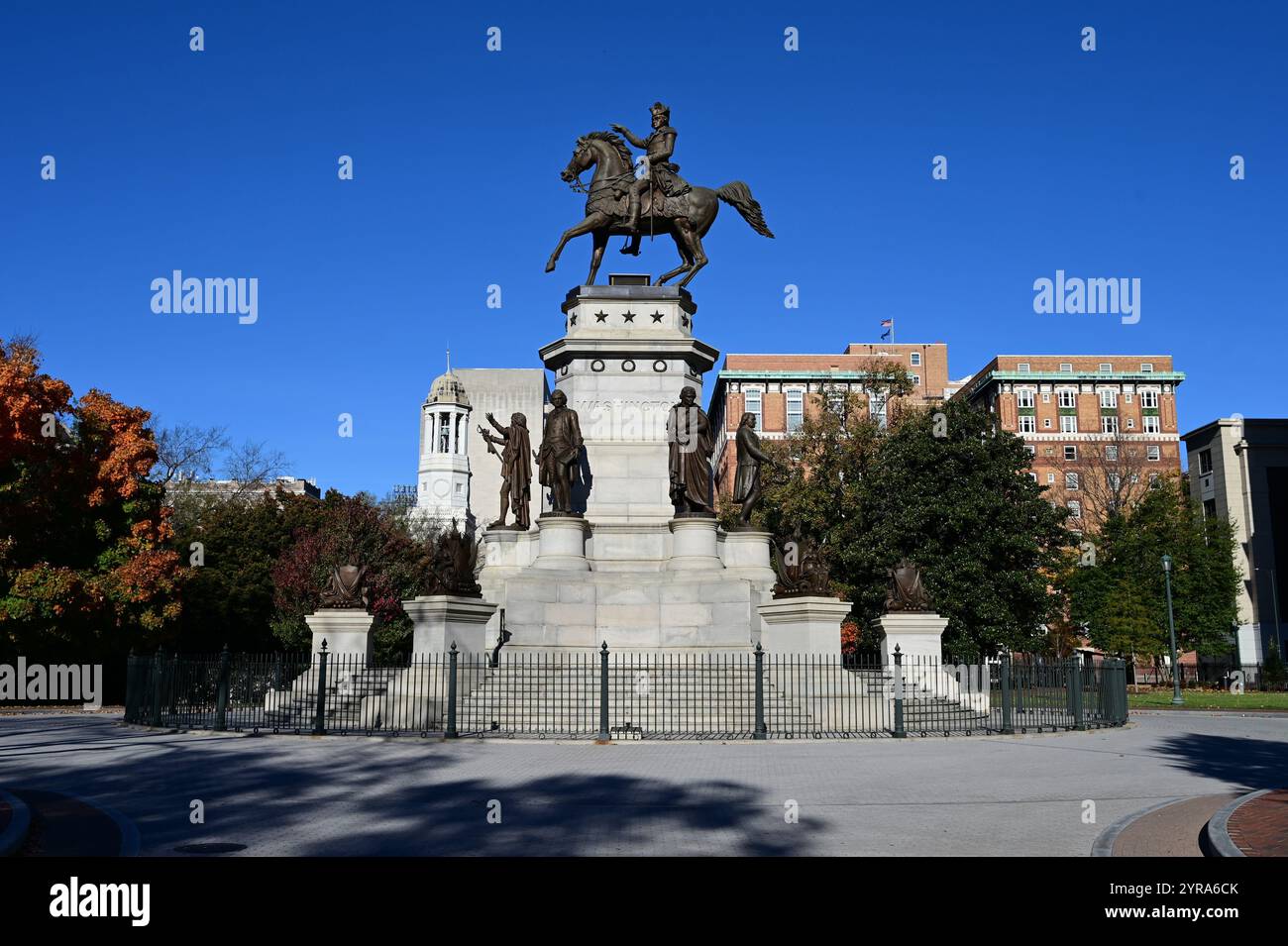 Virginia Washington Monument Statue at the State Capital Gardens in ...