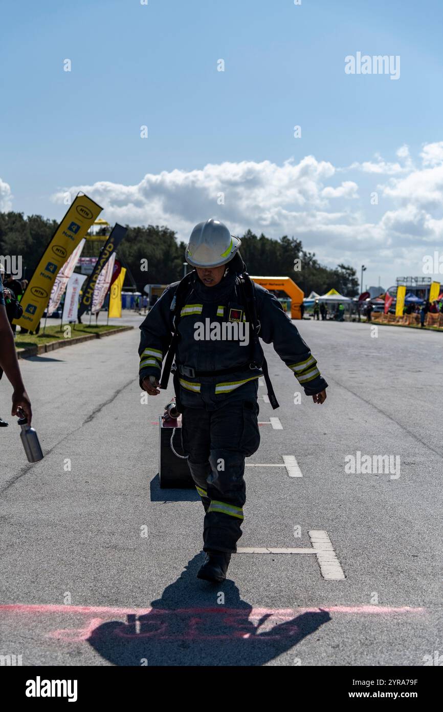 Competitors competing at South Africa's Toughest Firefighter Alive ...