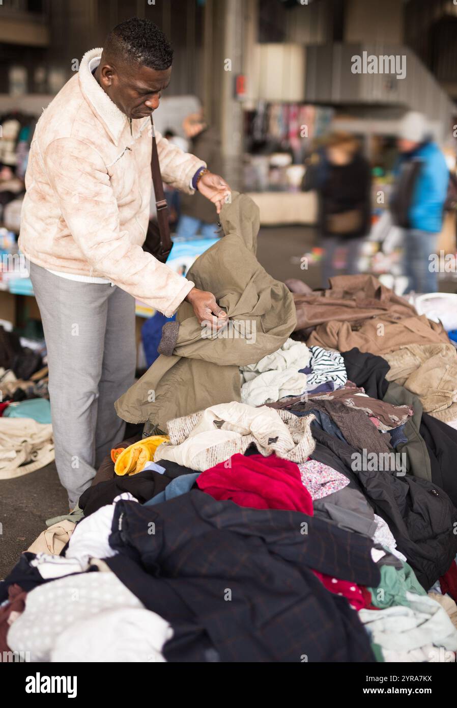 Secondhand clothes pile hi-res stock photography and images - Alamy