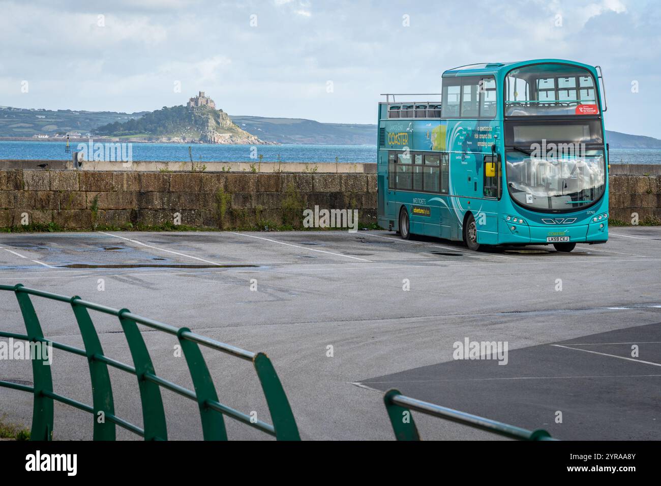 Public bus departure on st hi-res stock photography and images - Alamy