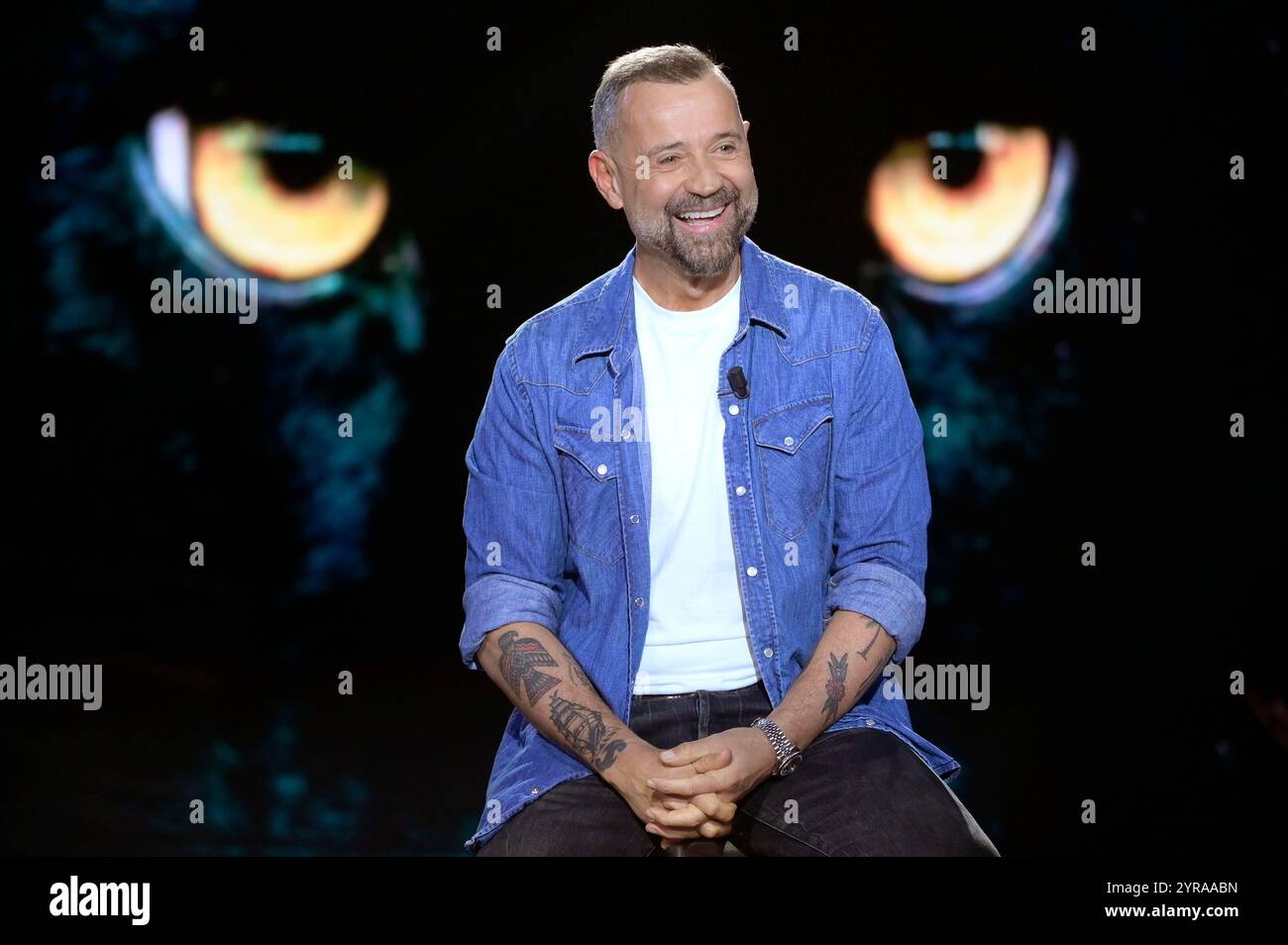 Fabio Volo in der Rai-Talkshow 'Belve 2024' in den Fabrizio Frizzi ...