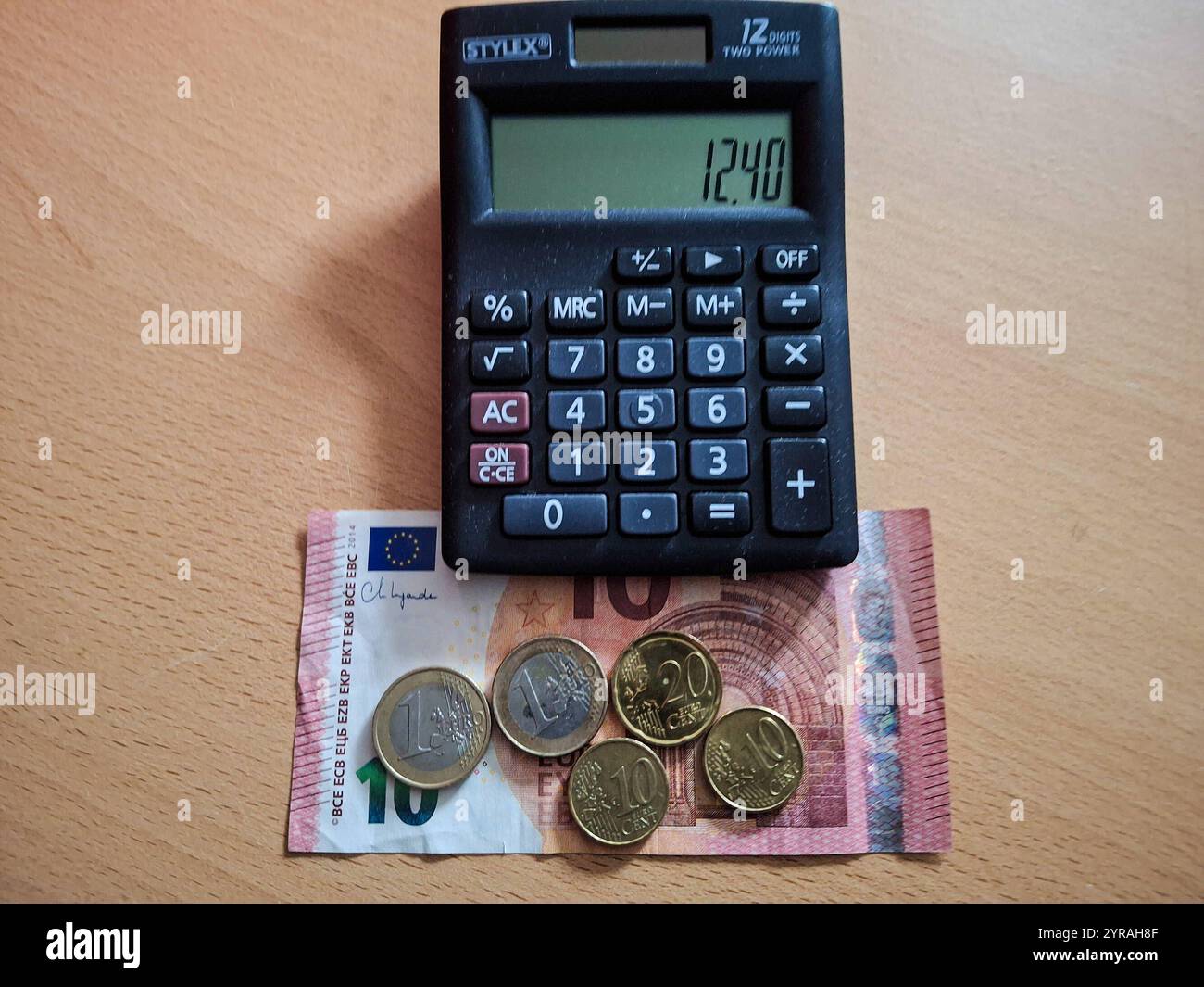 Stockbilder 12/2024 12,40 Euro Mindestlohn mit Taschenrechner *** Stock ...