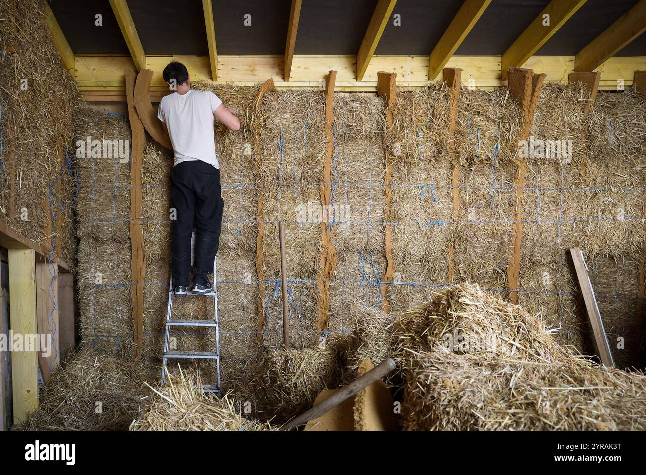 Thermal insulation of a house with straw *** Local Caption *** Stock ...