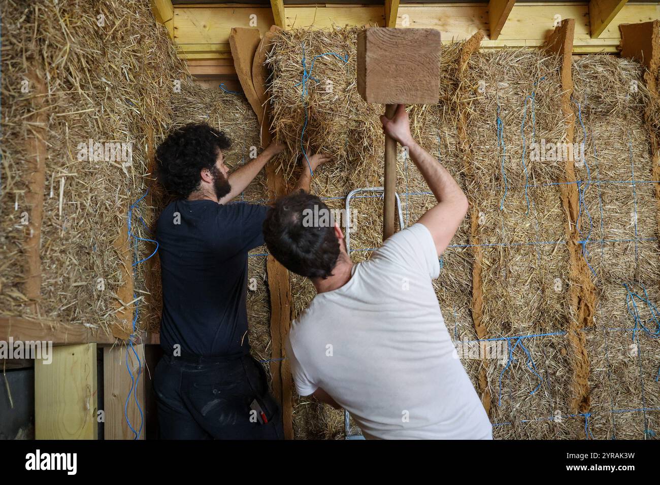 Thermal insulation of a house with straw *** Local Caption *** Stock ...