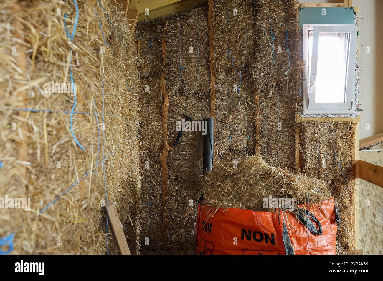 Thermal insulation of a house with straw *** Local Caption *** Stock ...