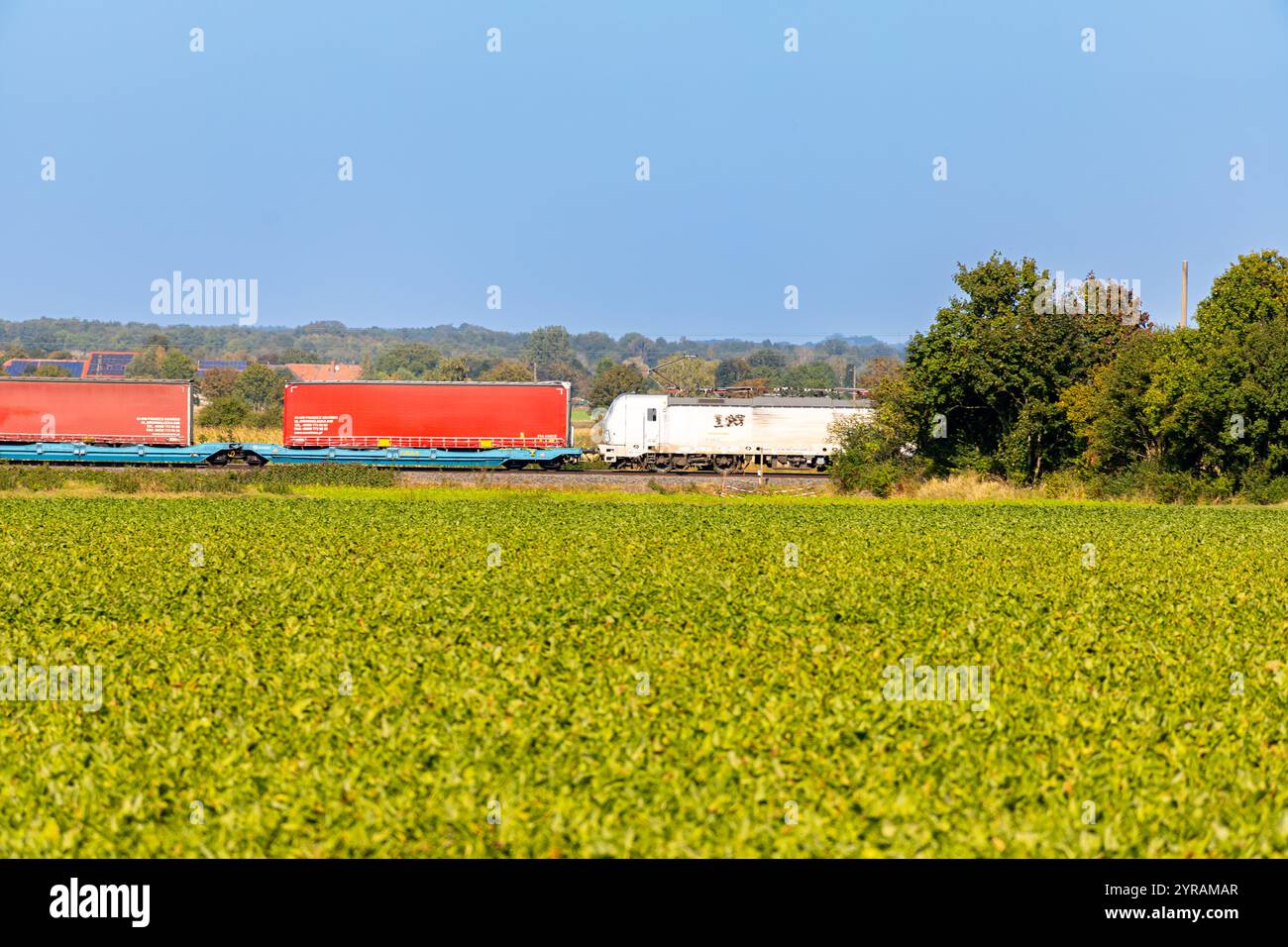 Red train wagons hi-res stock photography and images - Alamy