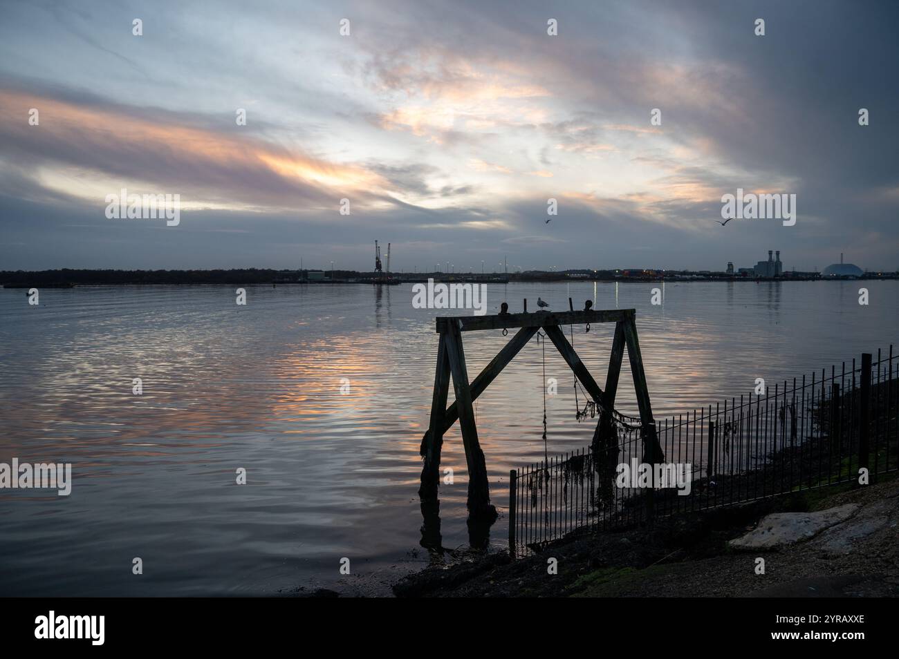 southampton docks across the solent st sunset Stock Photo - Alamy
