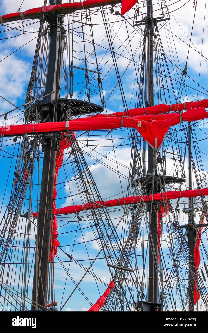 Masts and rigging Earl of Pembroke sailing ship Stock Photo - Alamy