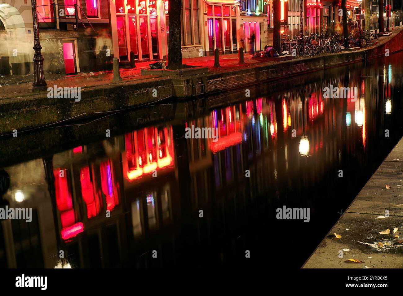 amsterdam red district at night view Stock Photo - Alamy